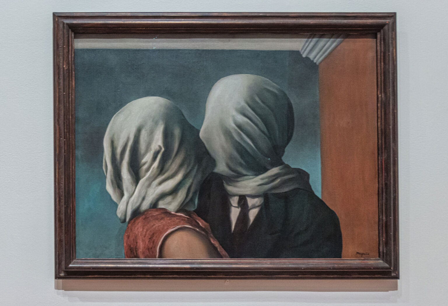 Magritte, Symbolism and AI: Challenging Human Understanding